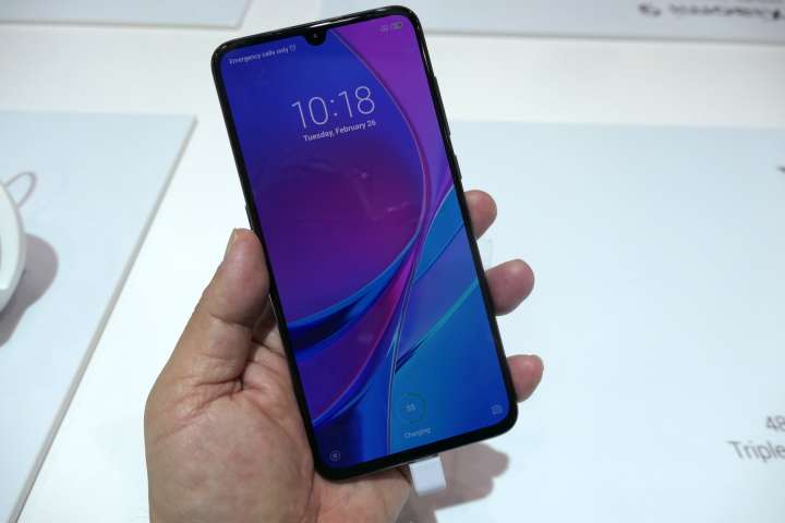 腕に巻くスマホや飛び出るインカメラ！日本上陸を期待したいスマホ3選【MWC19】 | ＆GP - Part 2