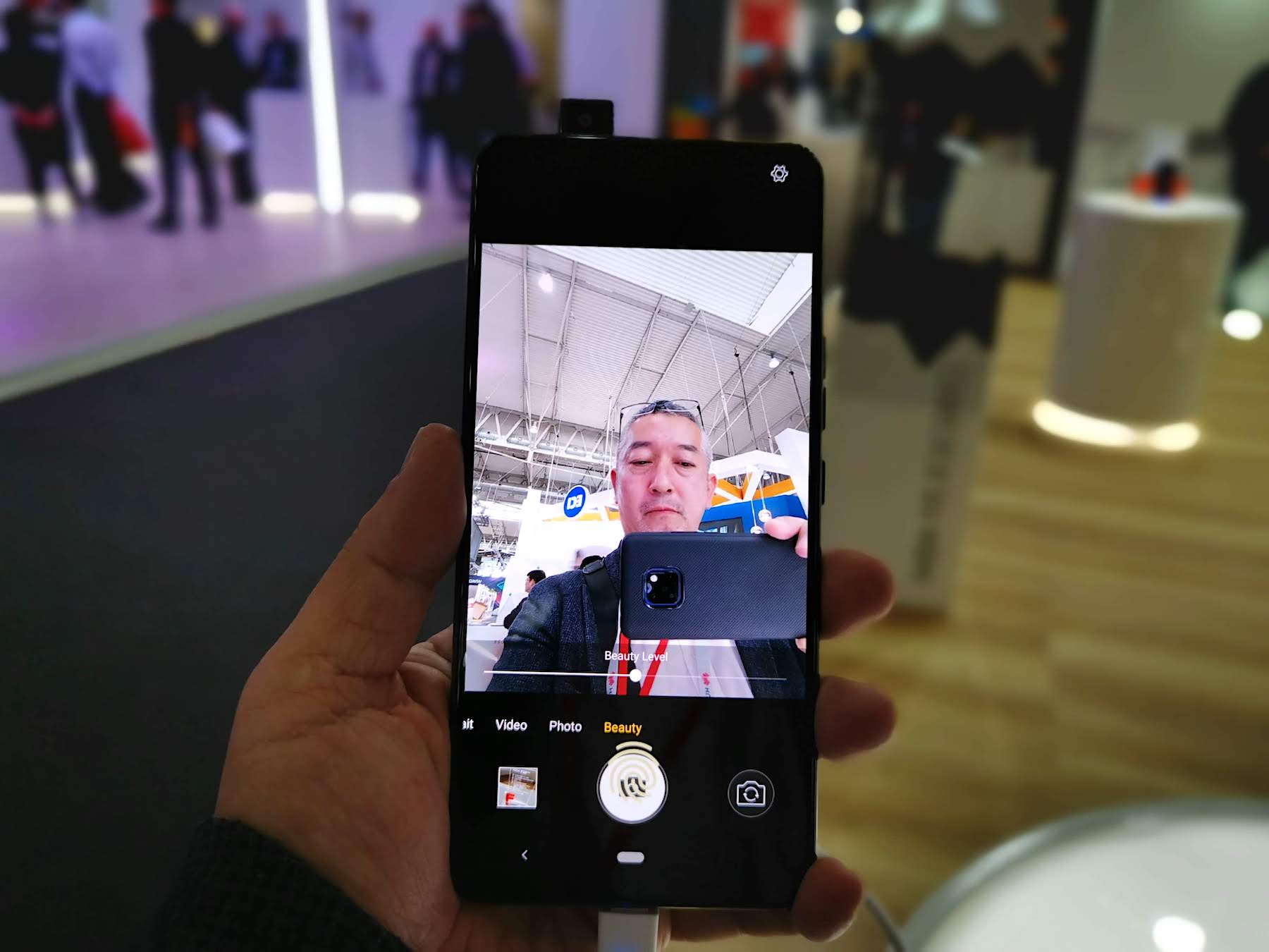 腕に巻くスマホや飛び出るインカメラ！日本上陸を期待したいスマホ3選【MWC19】 | ＆GP - Part 2