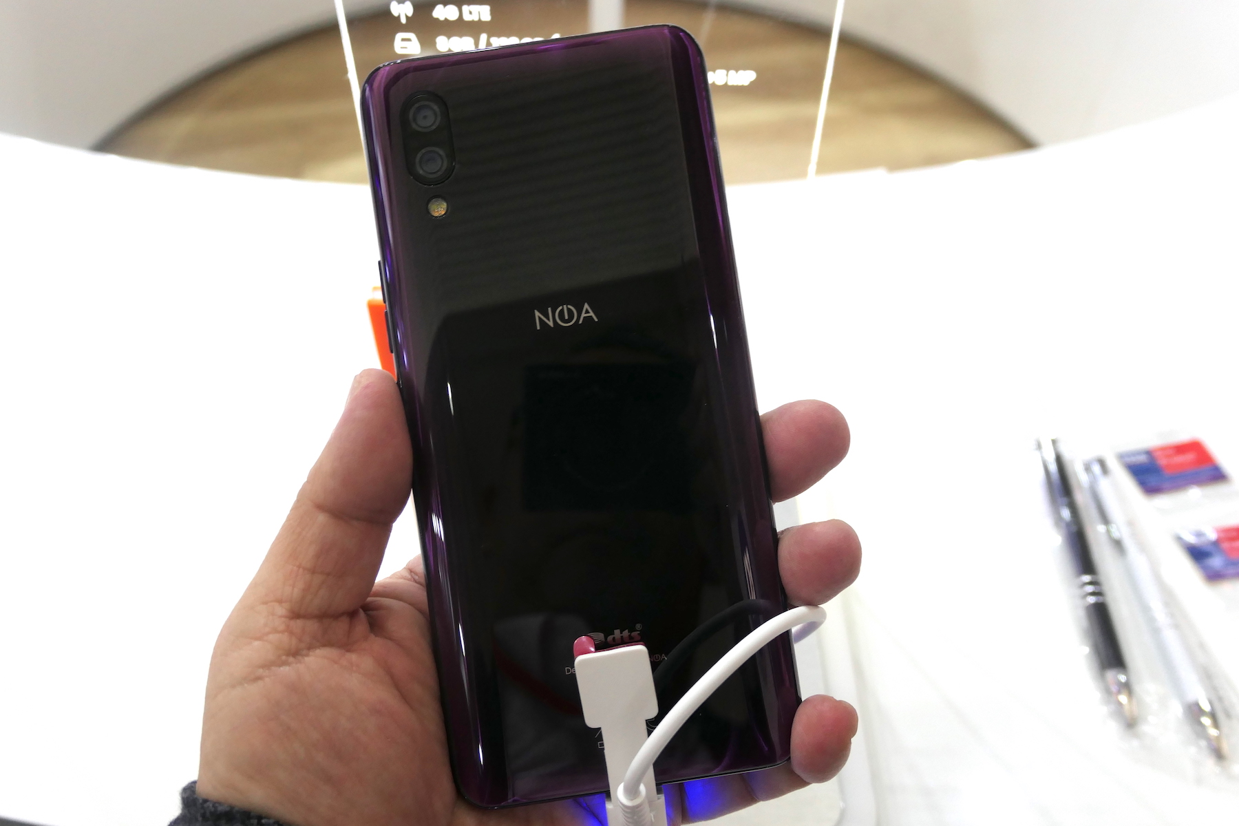 腕に巻くスマホや飛び出るインカメラ！日本上陸を期待したいスマホ3選【MWC19】 | ＆GP - Part 2
