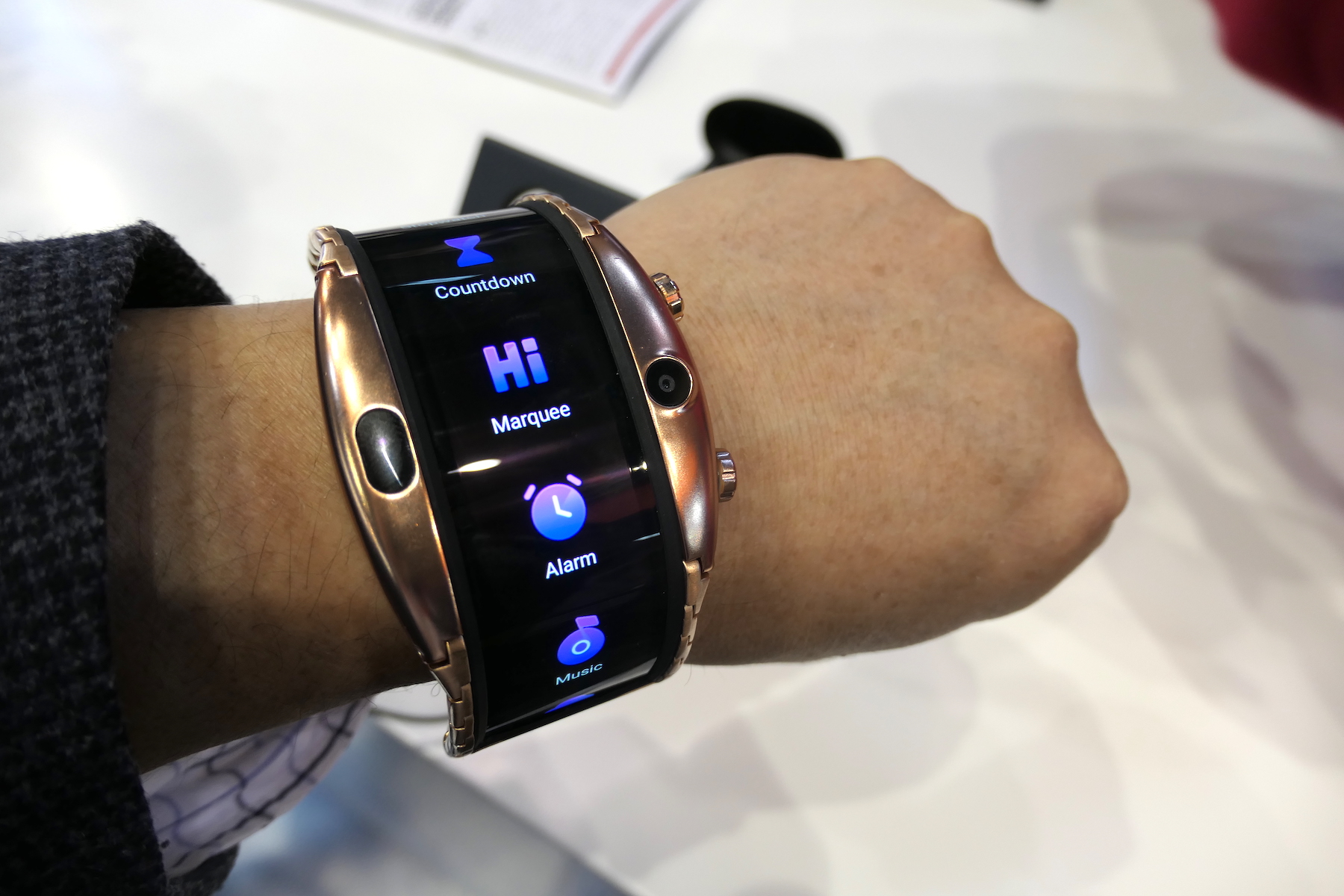 腕に巻くスマホや飛び出るインカメラ！日本上陸を期待したいスマホ3選【MWC19】 | ＆GP - Part 2