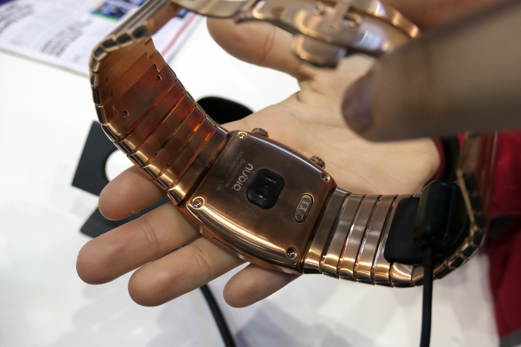 腕に巻くスマホや飛び出るインカメラ！日本上陸を期待したいスマホ3選【MWC19】 | ＆GP - Part 2