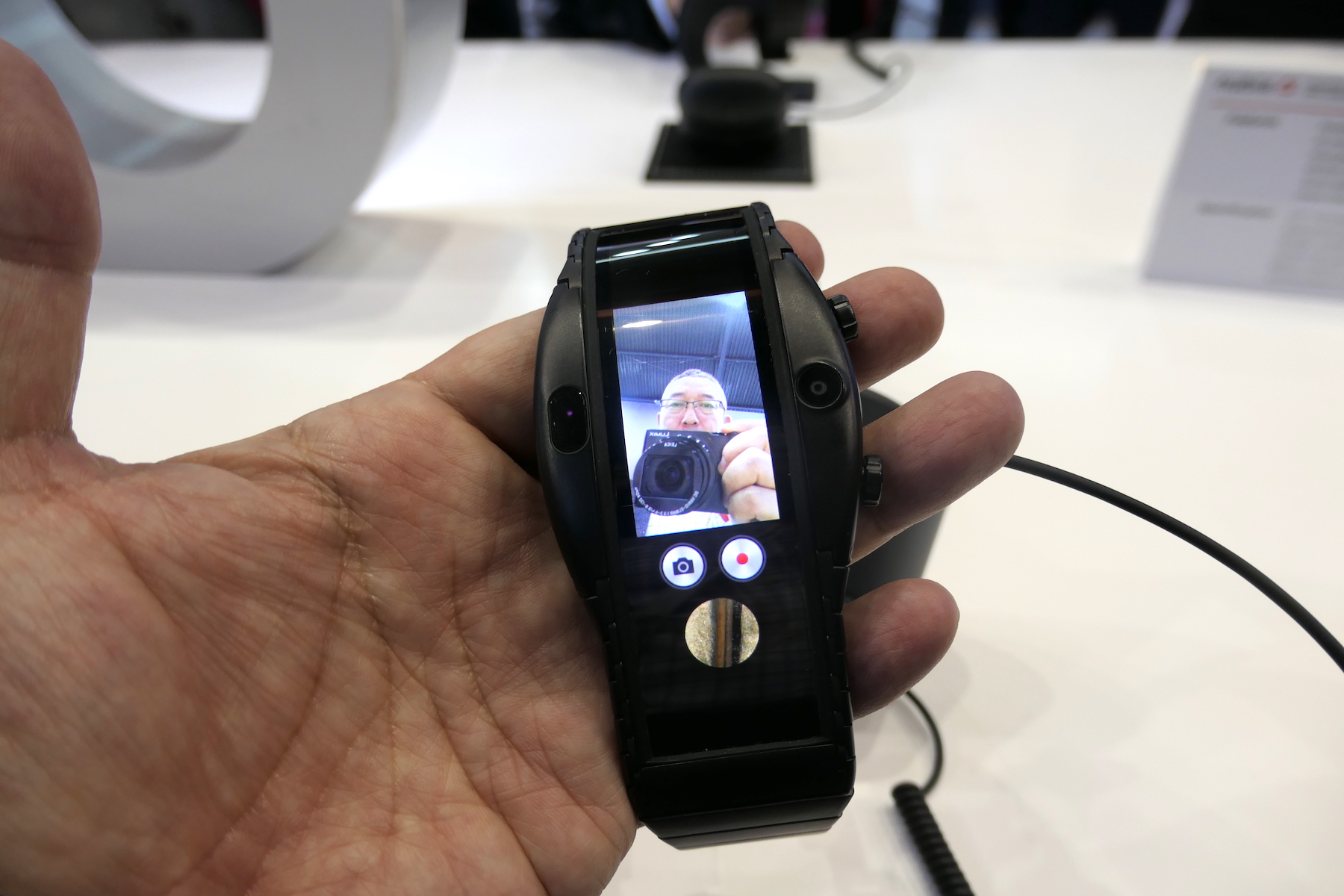 腕に巻くスマホや飛び出るインカメラ！日本上陸を期待したいスマホ3選【MWC19】 | ＆GP - Part 2