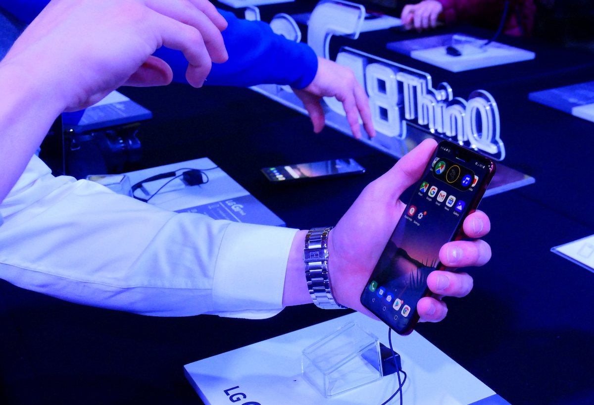 2画面、5カメラ、触れずに操作…。最先端を突き進むLGの最新スマホ【MWC19】 | ＆GP - Part 2